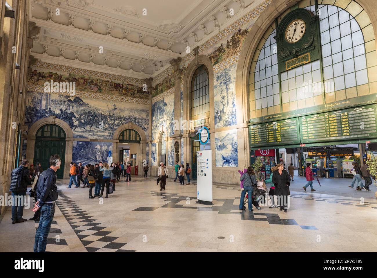 Electronic scoreboard train clock information hi-res stock photography ...