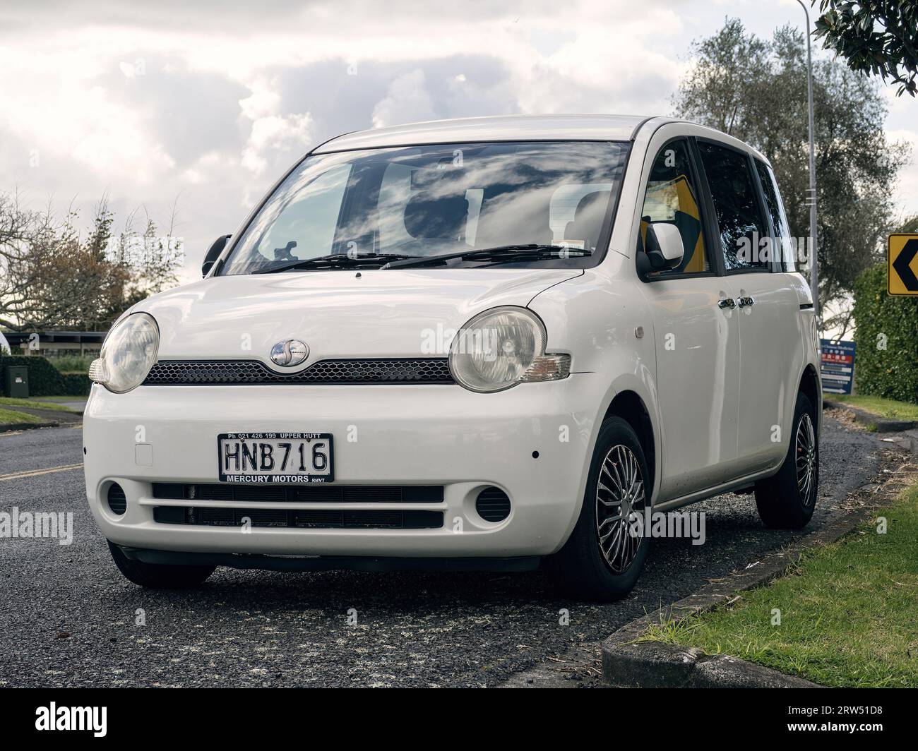 Front left view of white Toyota Sienta Generation I (2003-2006) on road ...