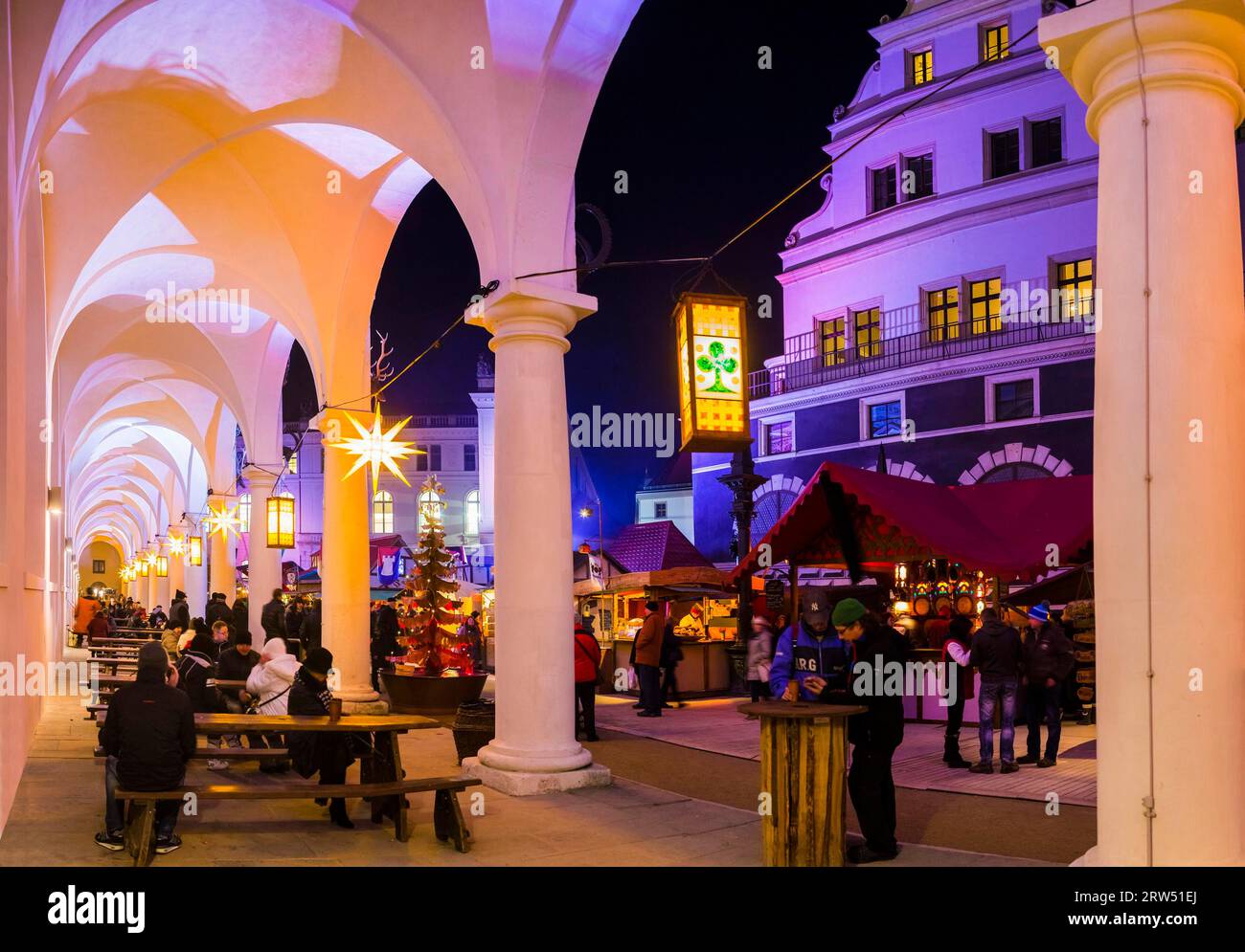 The nostalgic Christmas market in the stable yard of Dresden's ...