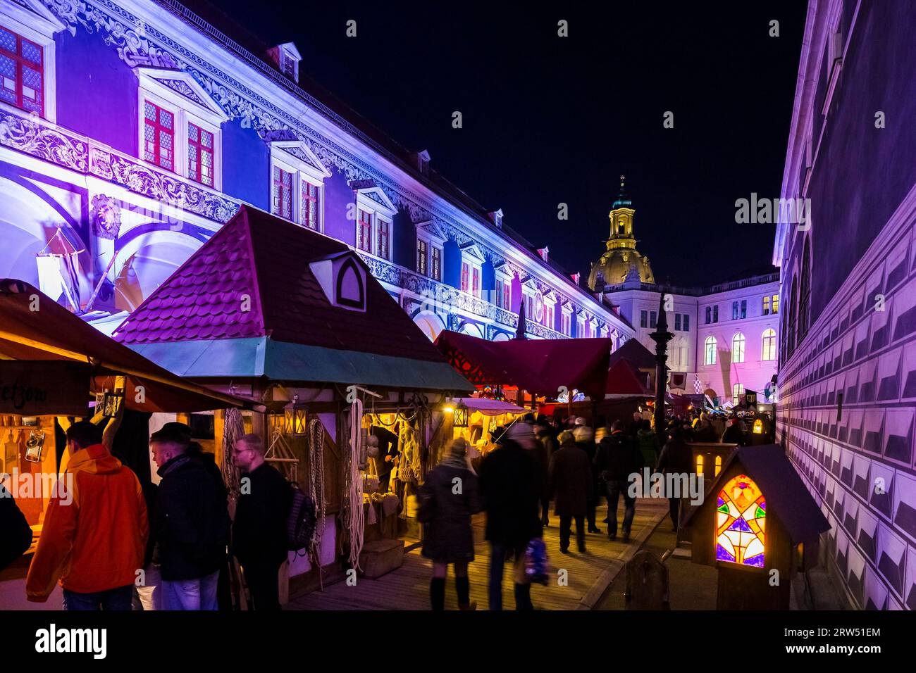The nostalgic Christmas market in the stable yard of Dresden's ...