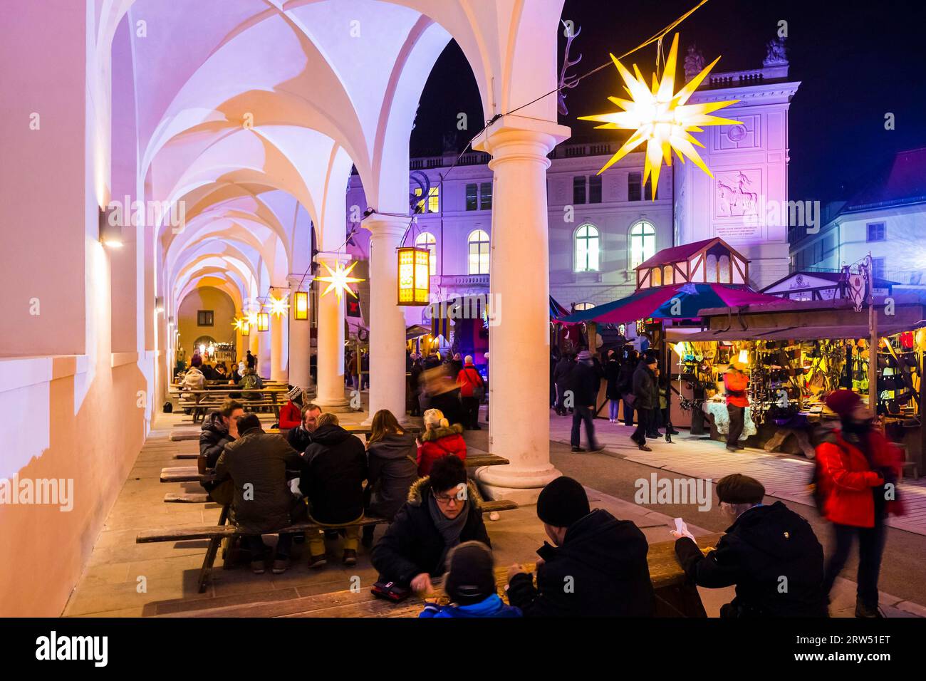 The nostalgic Christmas market in the stable yard of Dresden's ...