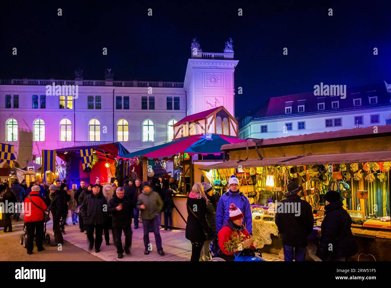 The nostalgic Christmas market in the stable yard of Dresden's ...