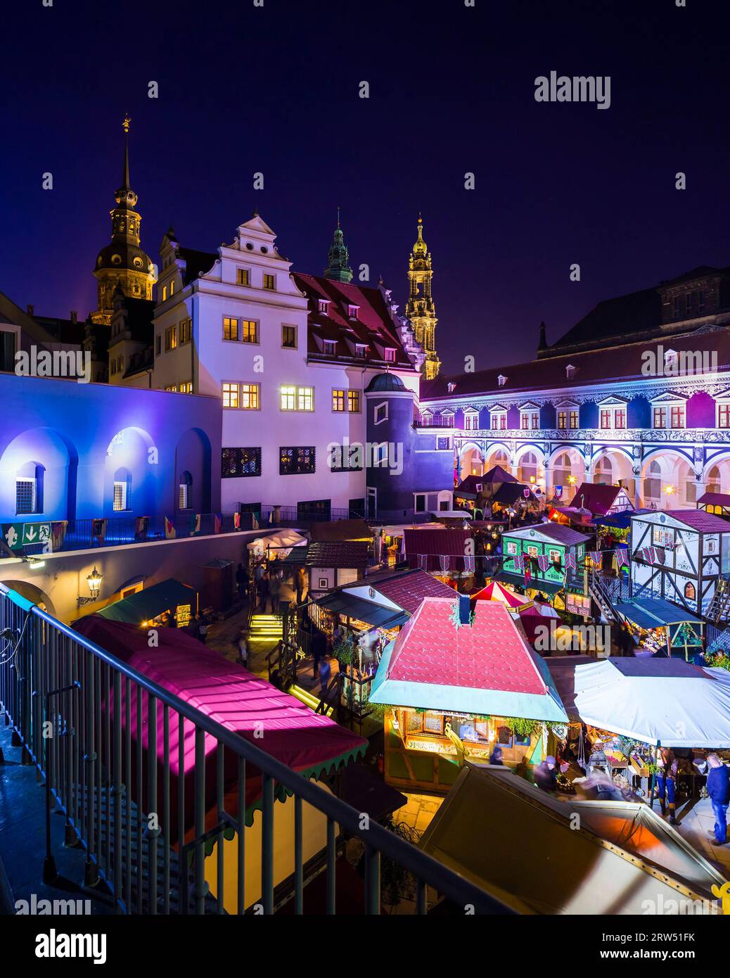 The nostalgic Christmas market in the stable yard of Dresden's ...