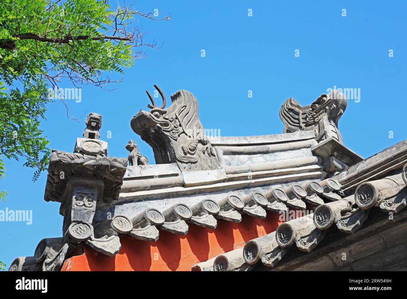 Eaves dragon head sculpture on an ancient building, Beijing Stock Photo ...