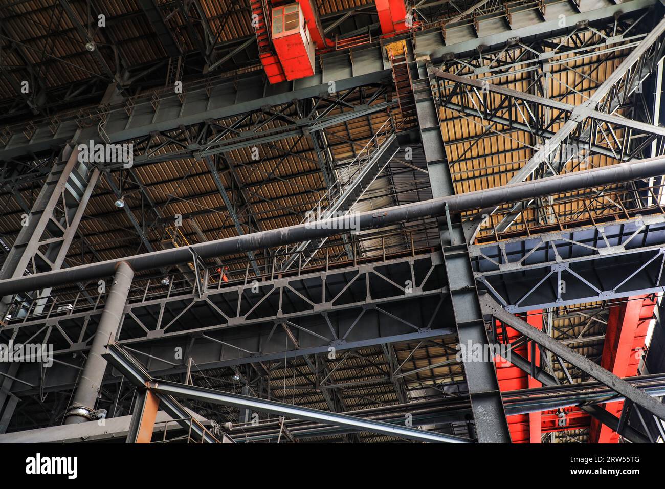 Steel beam truss of a steel company factory building Stock Photo - Alamy