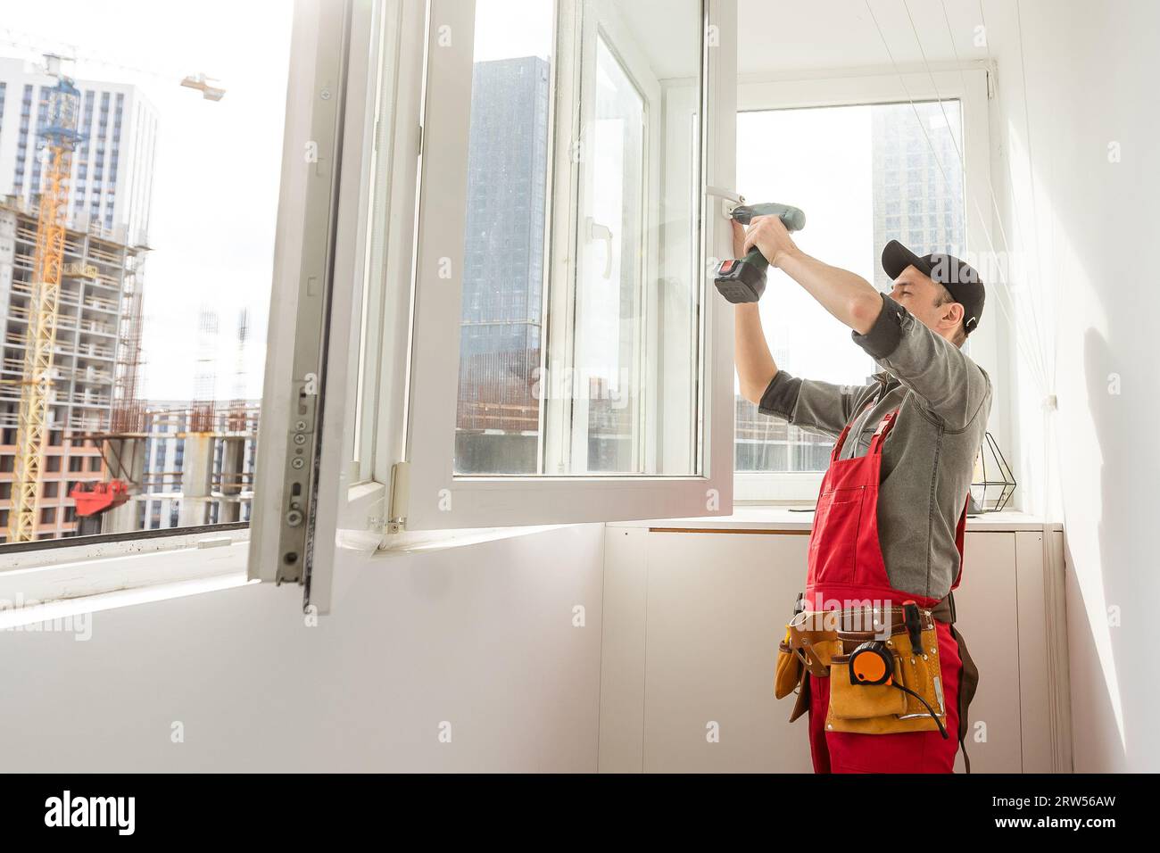 window installation wizard configures window closing Stock Photo - Alamy