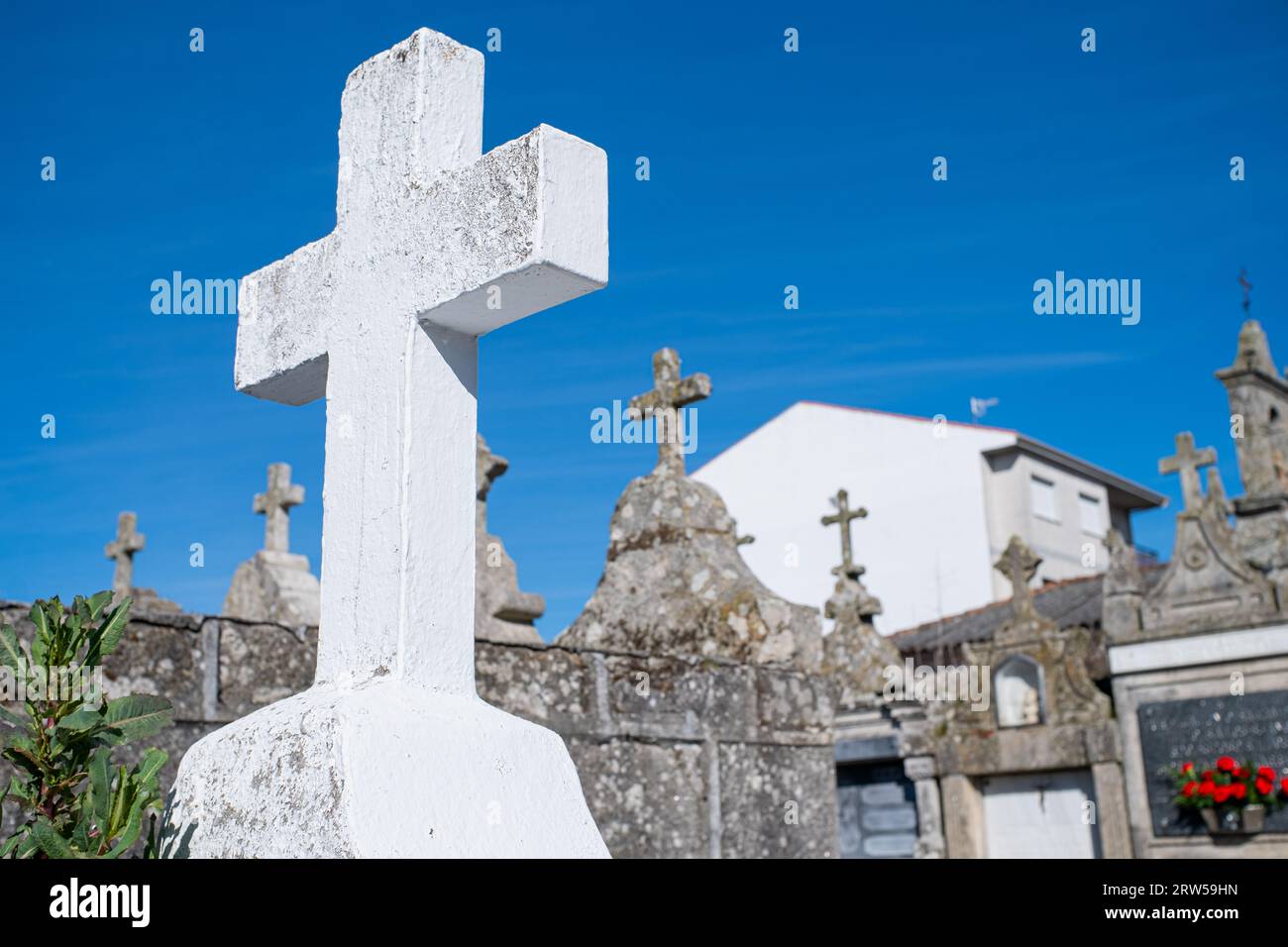 White cross in the foreground of a Catholic graveyard in Galicia Stock ...