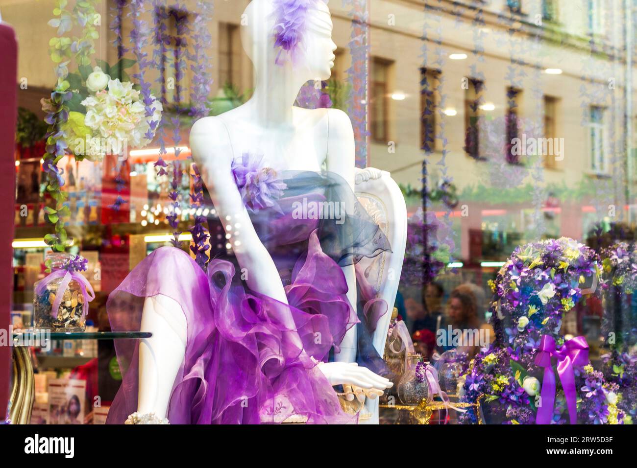 Perfume display window hi-res stock photography and images - Alamy