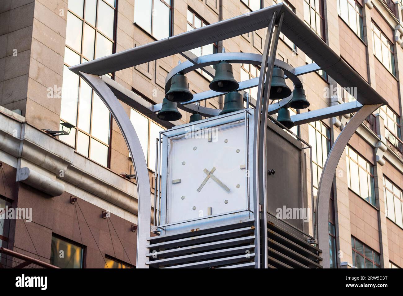 Large outdoor clock hi-res stock photography and images - Alamy