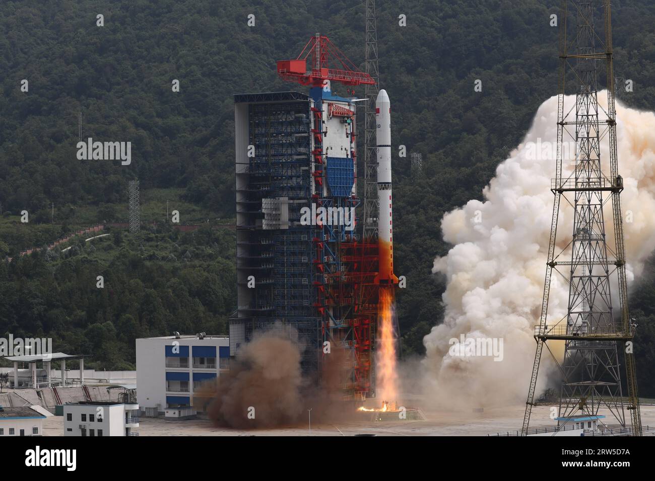 Long march 2d hi-res stock photography and images - Alamy