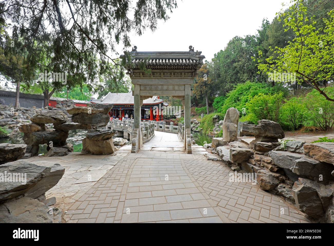 The memorial archway of Chinese classical architecture is in the park ...