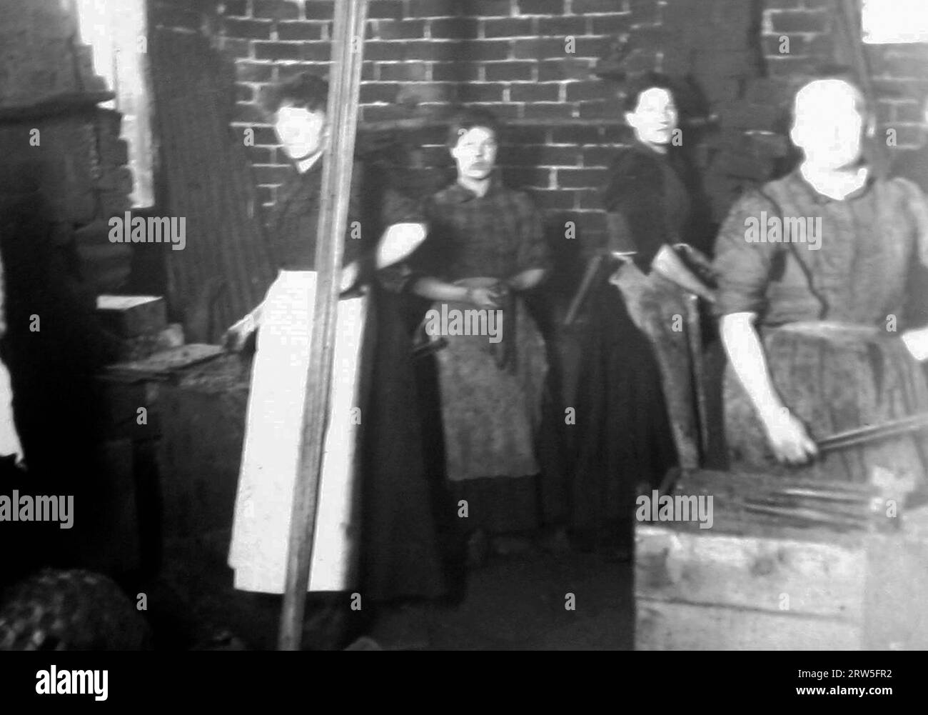 Chainmakers, Cradley heath, Birmingham, Victorian period Stock Photo ...