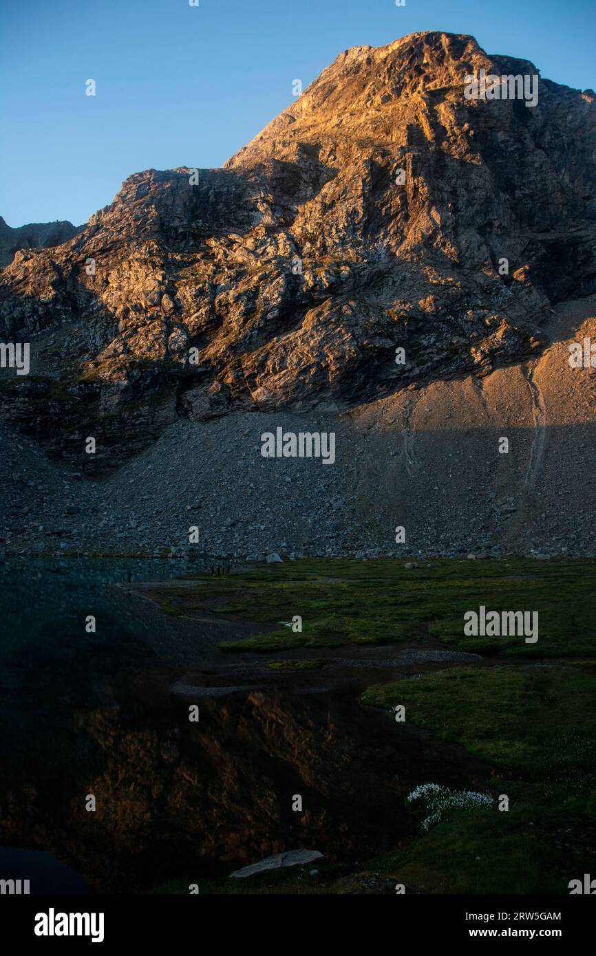 Morgendämmerung am abgelegenen Bergsee Duana in Graubünden Stock Photo ...