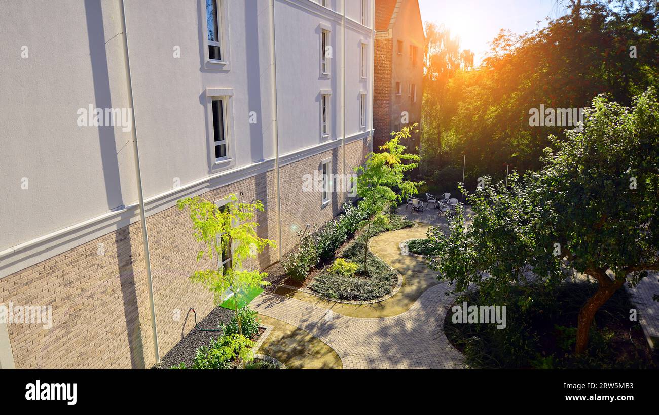 A modern tenement house in the city Stock Photo - Alamy