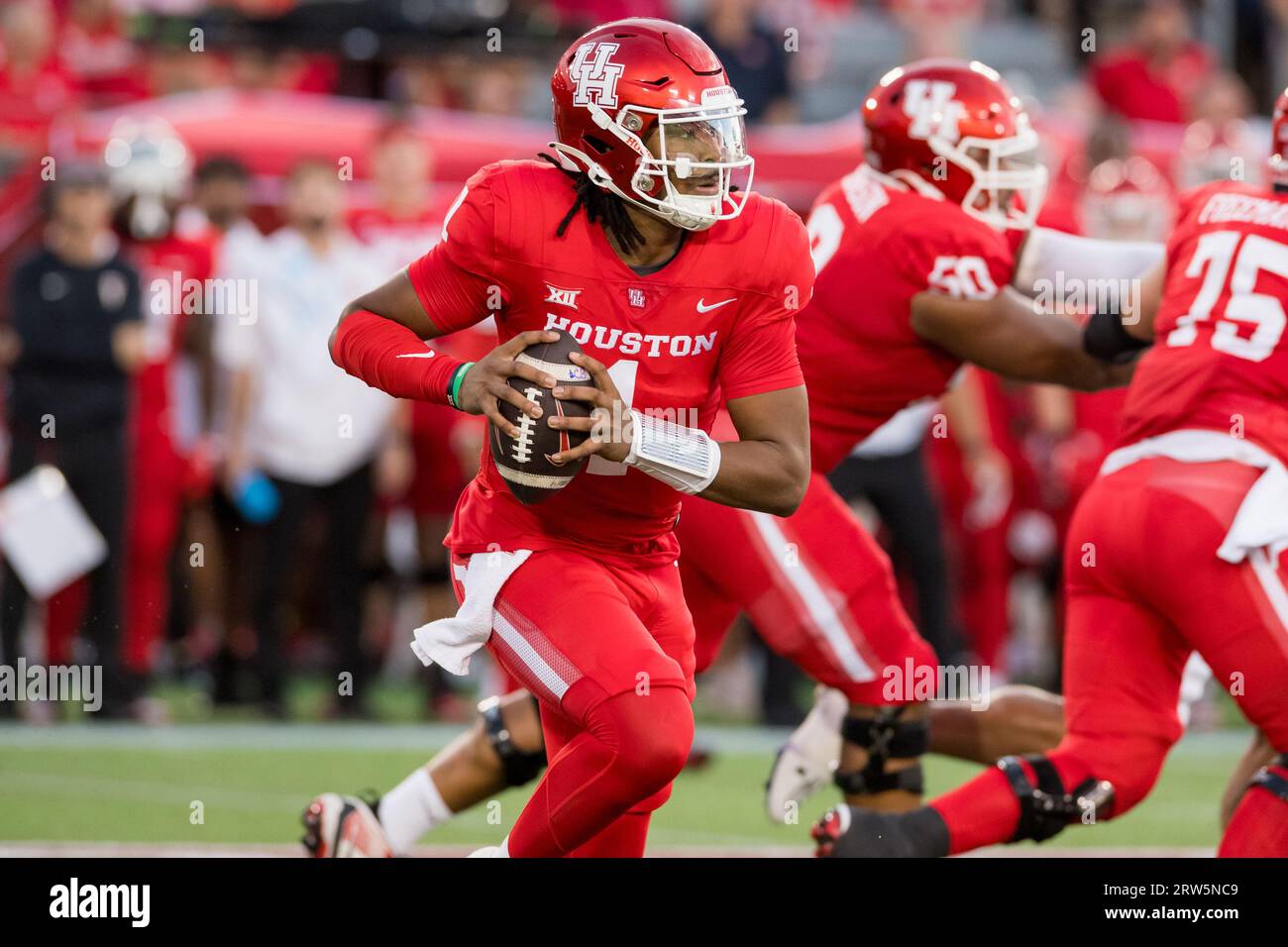 Houston, TX, USA. 16th Sep, 2023. Houston Cougars quarterback Donovan ...