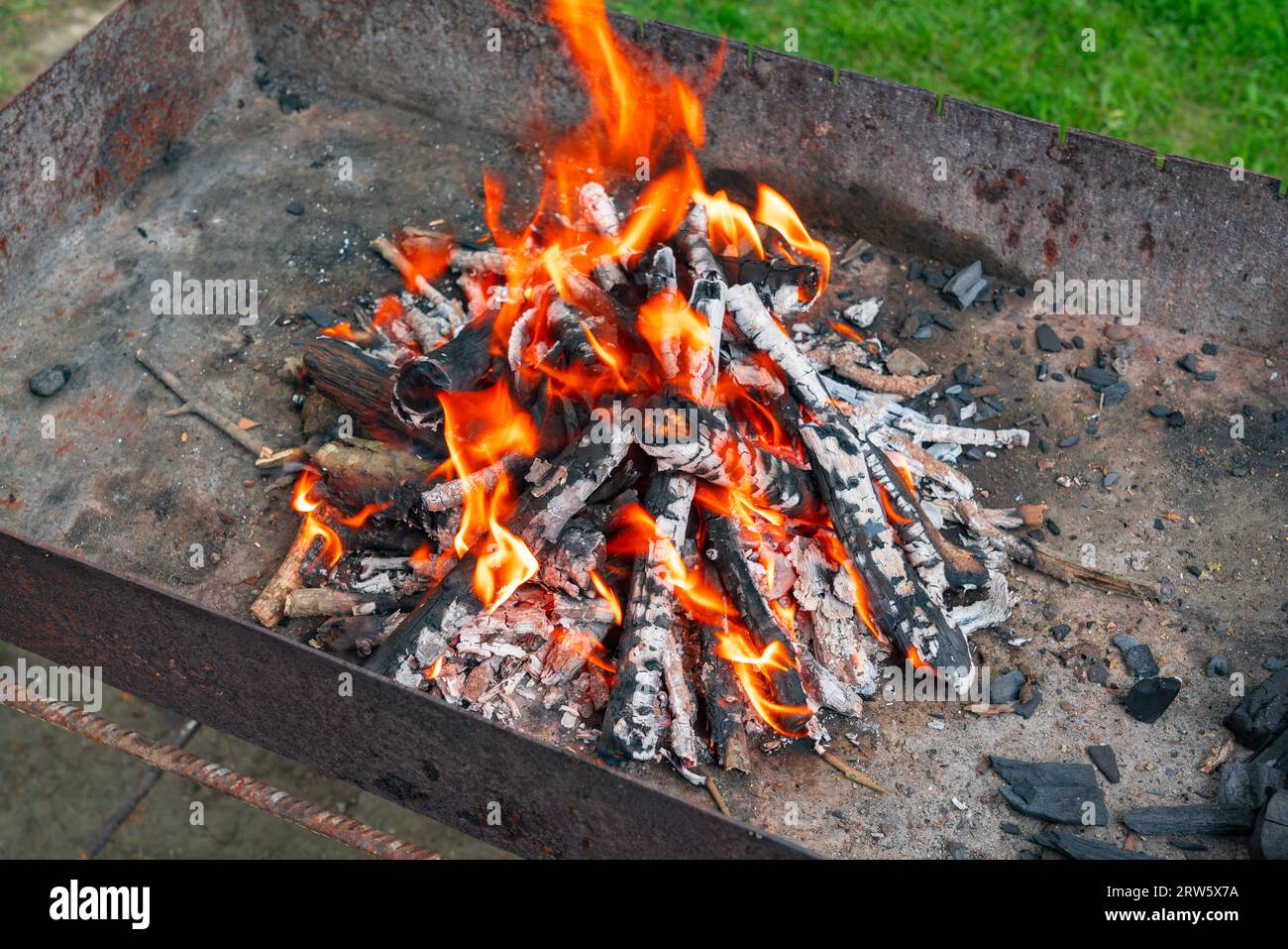 Campfire in grill hi-res stock photography and images - Alamy