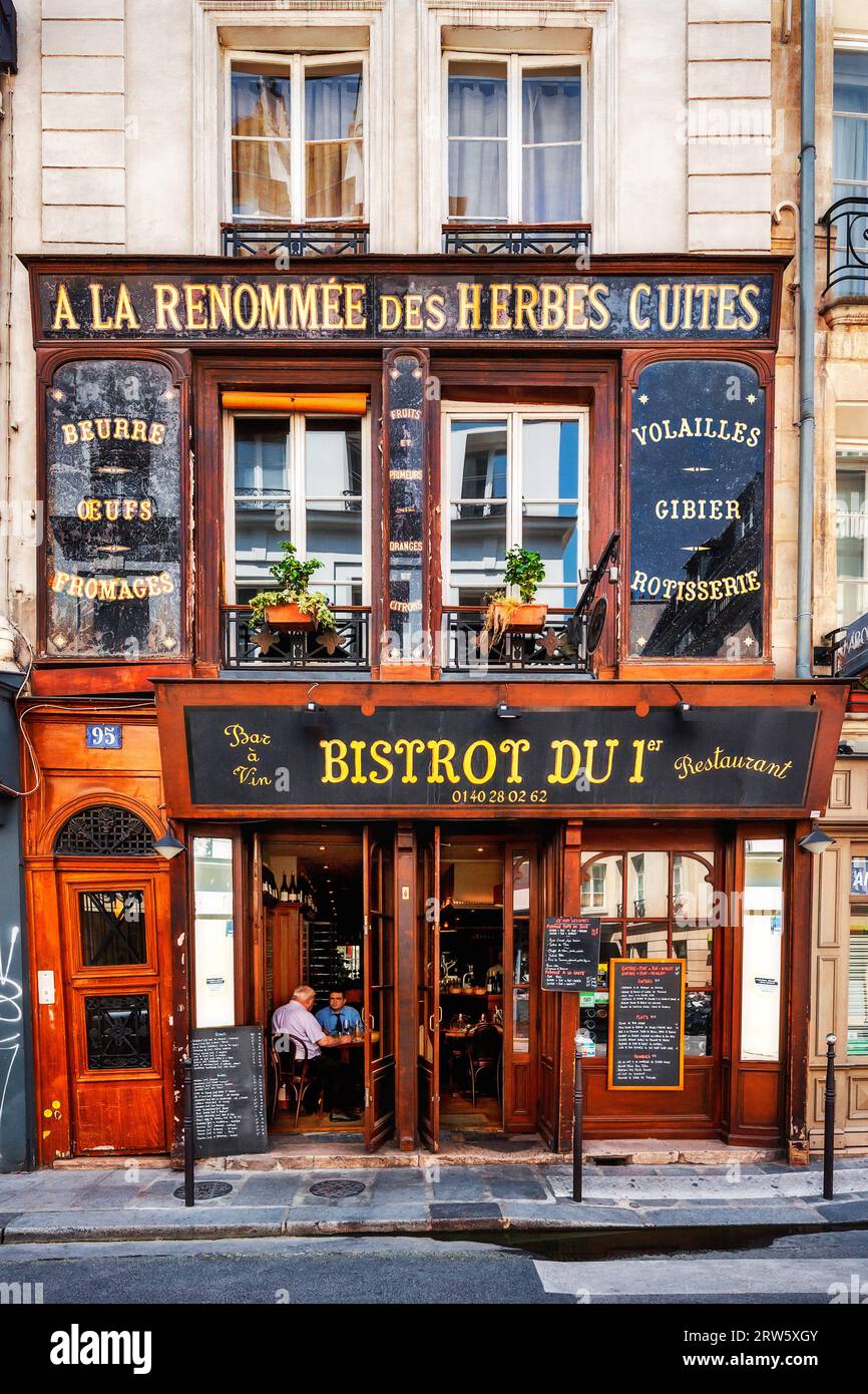 FRANCE. PARIS (75) 1ST DISTRICT. OLD FACADE OF A BISTRO IN THE ...