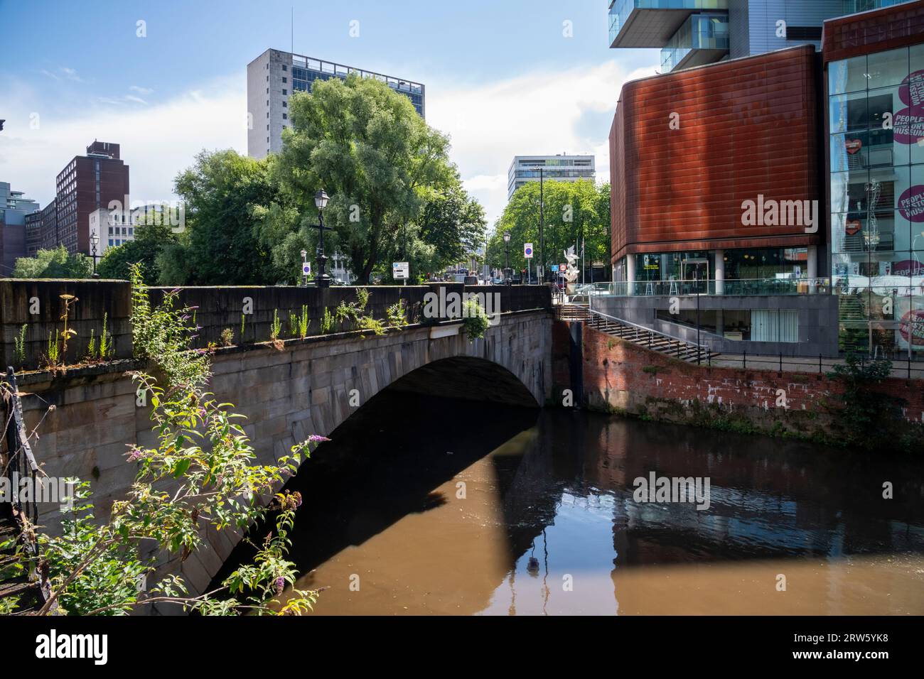 Old arch bridge over city river hi-res stock photography and images - Alamy
