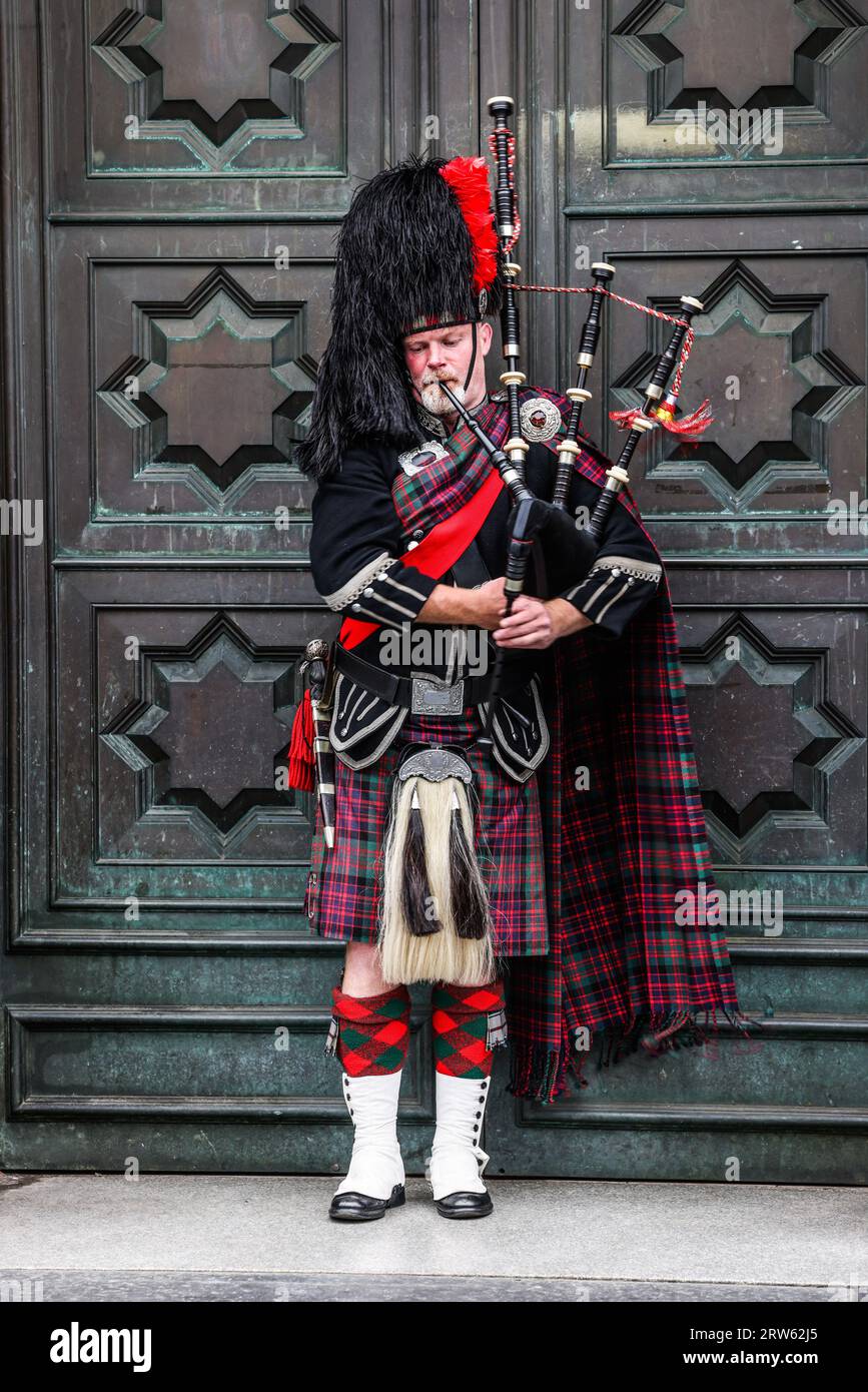 Scotmn playing a bagpipe hi-res stock photography and images - Alamy
