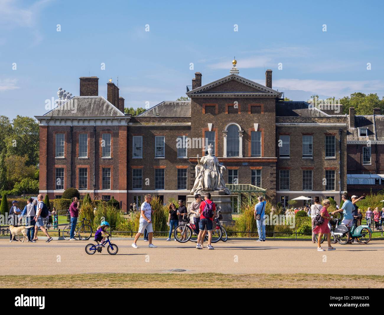 Statue of queen victoria kensington palace hi-res stock photography and ...