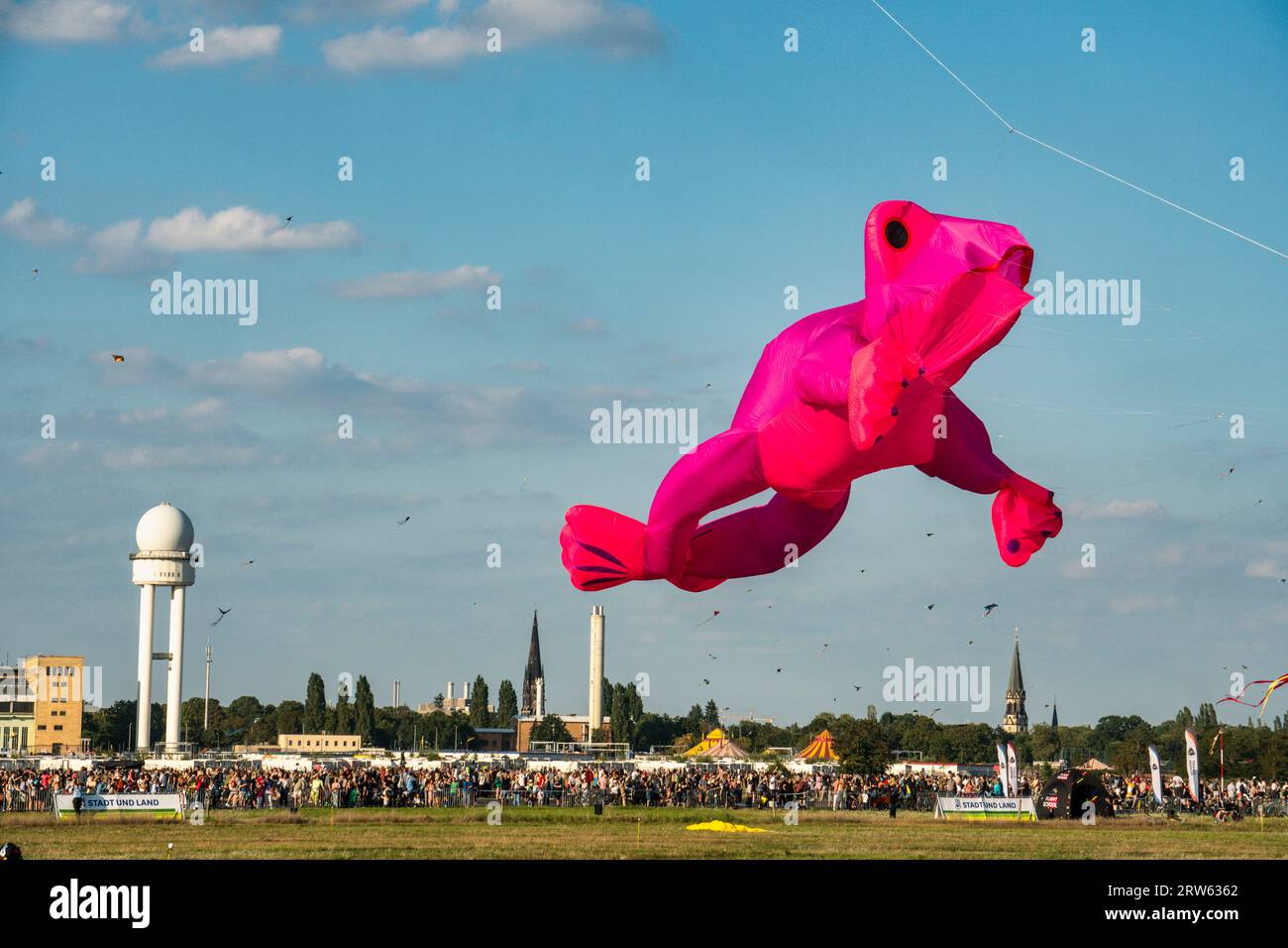 Festival der Riesendrachen auf dem Tempelhofer Feld in Berlin, 16.09. ...
