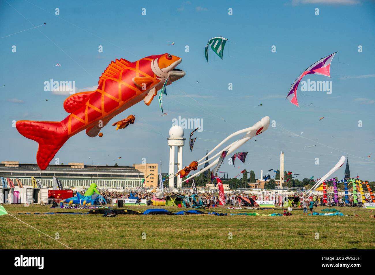 Festival der Riesendrachen auf dem Tempelhofer Feld in Berlin, 16.09. ...