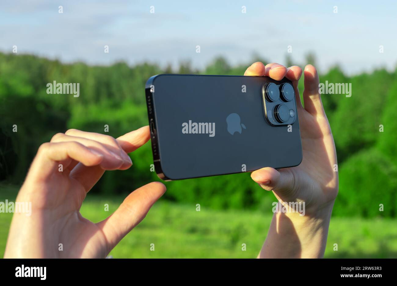Iphone 15 back in hand hi-res stock photography and images - Alamy