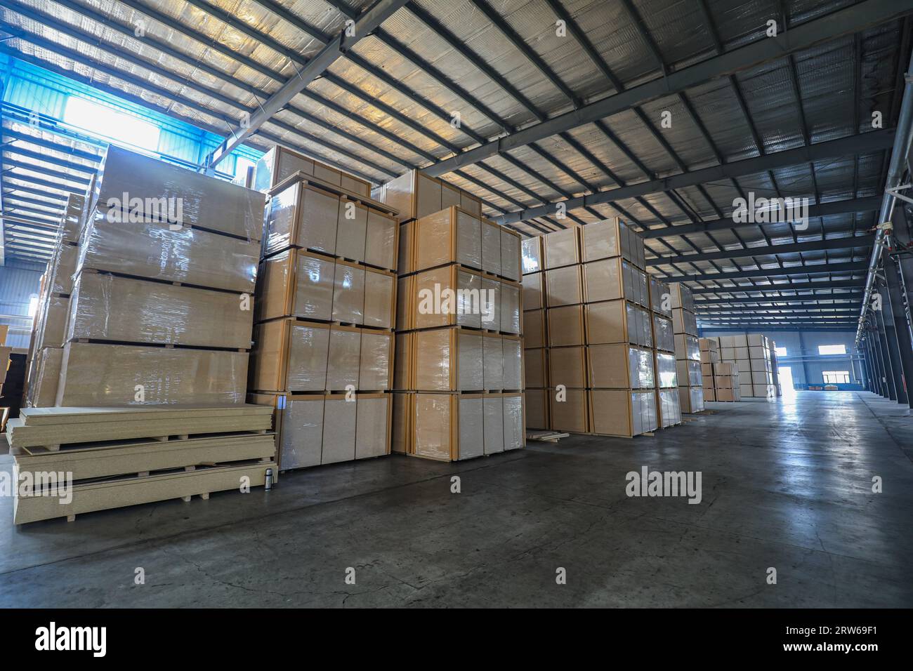 Wood board products are in the storage workshop, North China Stock ...