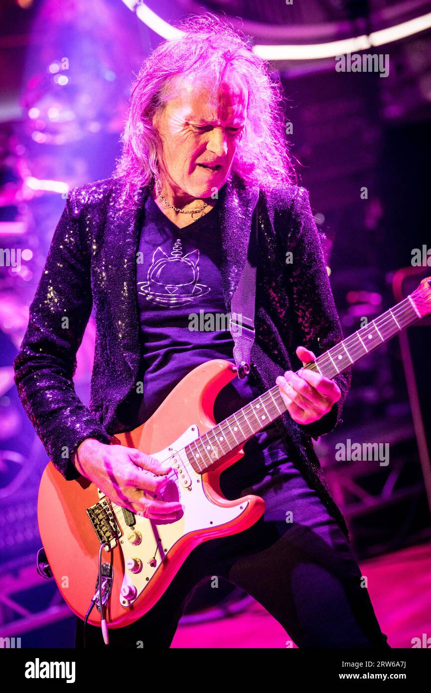 Dean Howard on guitar & vocals Stock Photo - Alamy