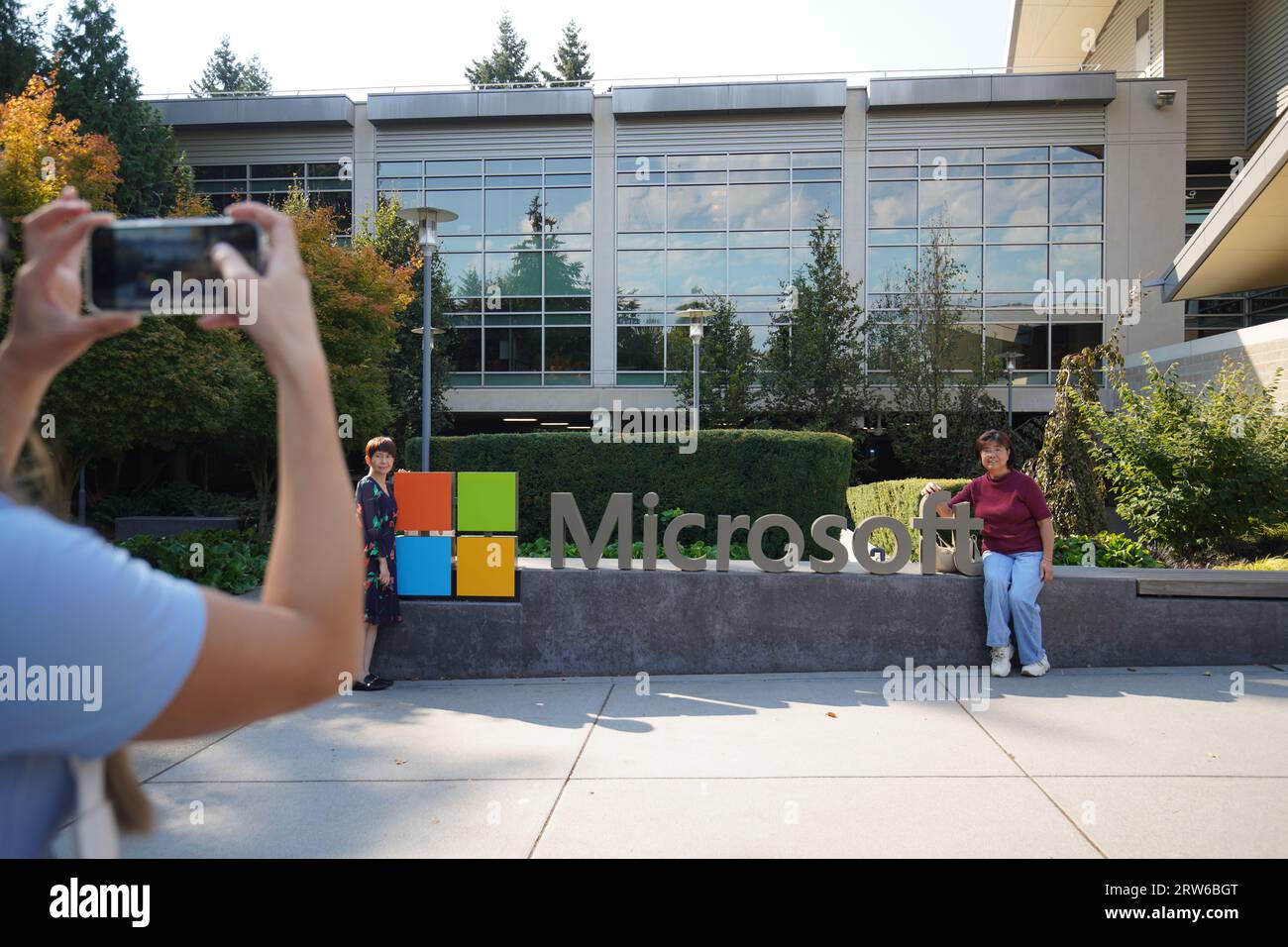 Redmond, United States. 16th Sep, 2023. People take photos with the ...