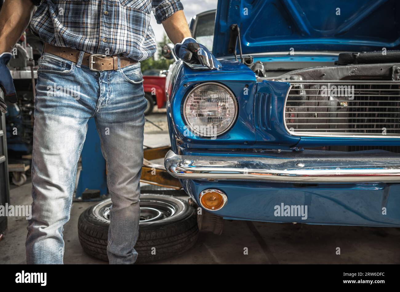 Professional car mechanic hi-res stock photography and images - Alamy