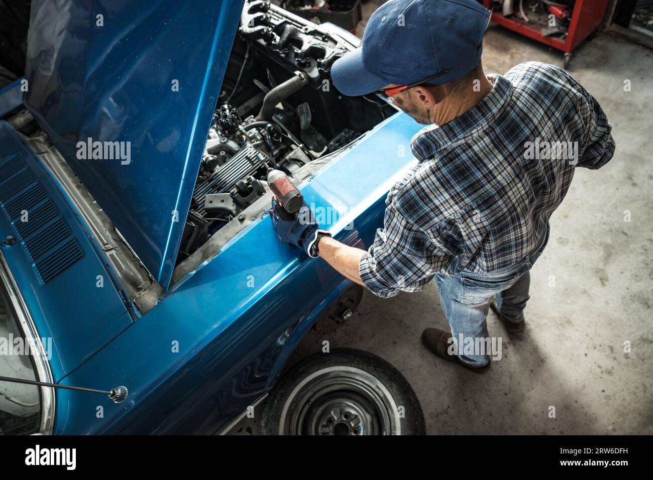 Installing engine hi-res stock photography and images - Alamy