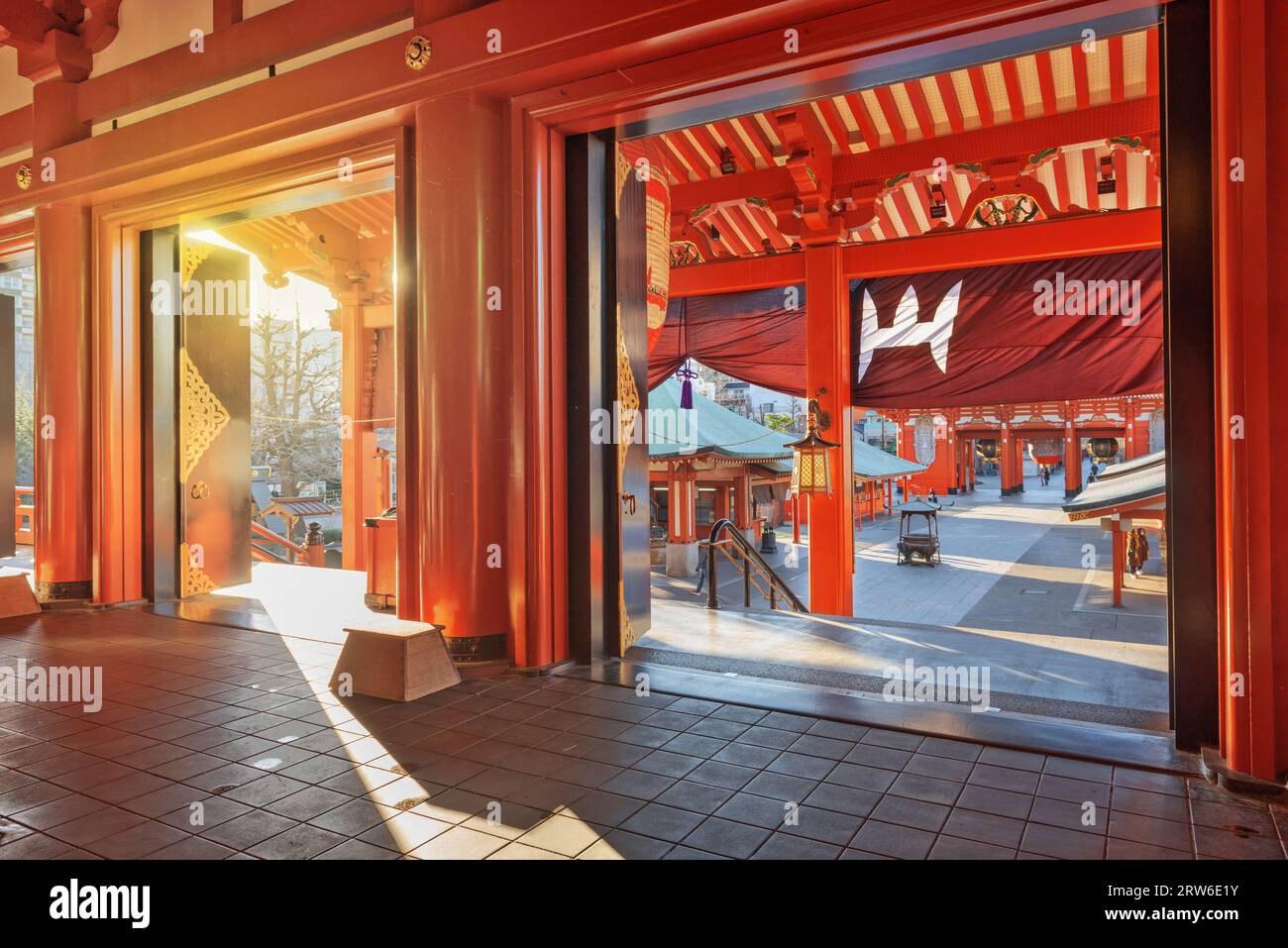 Tokyo temple view hi-res stock photography and images - Alamy