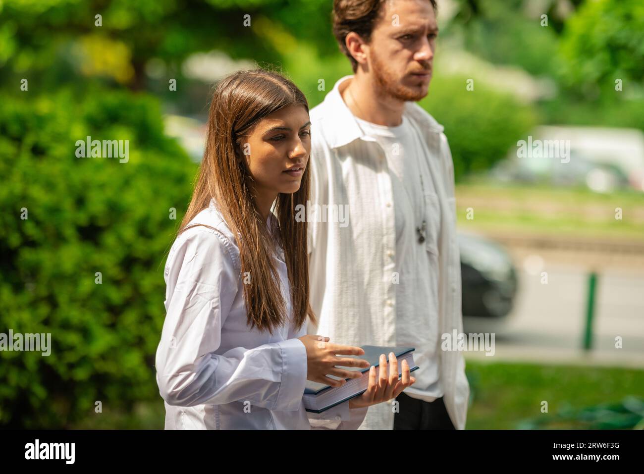 Two college students walking outside Stock Photo - Alamy