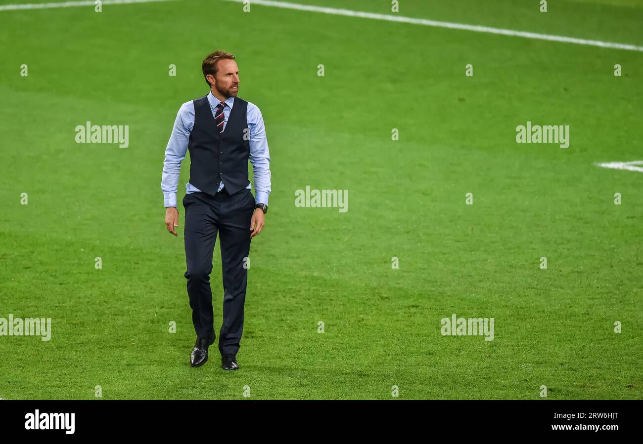 Gareth southgate coach hi-res stock photography and images - Alamy