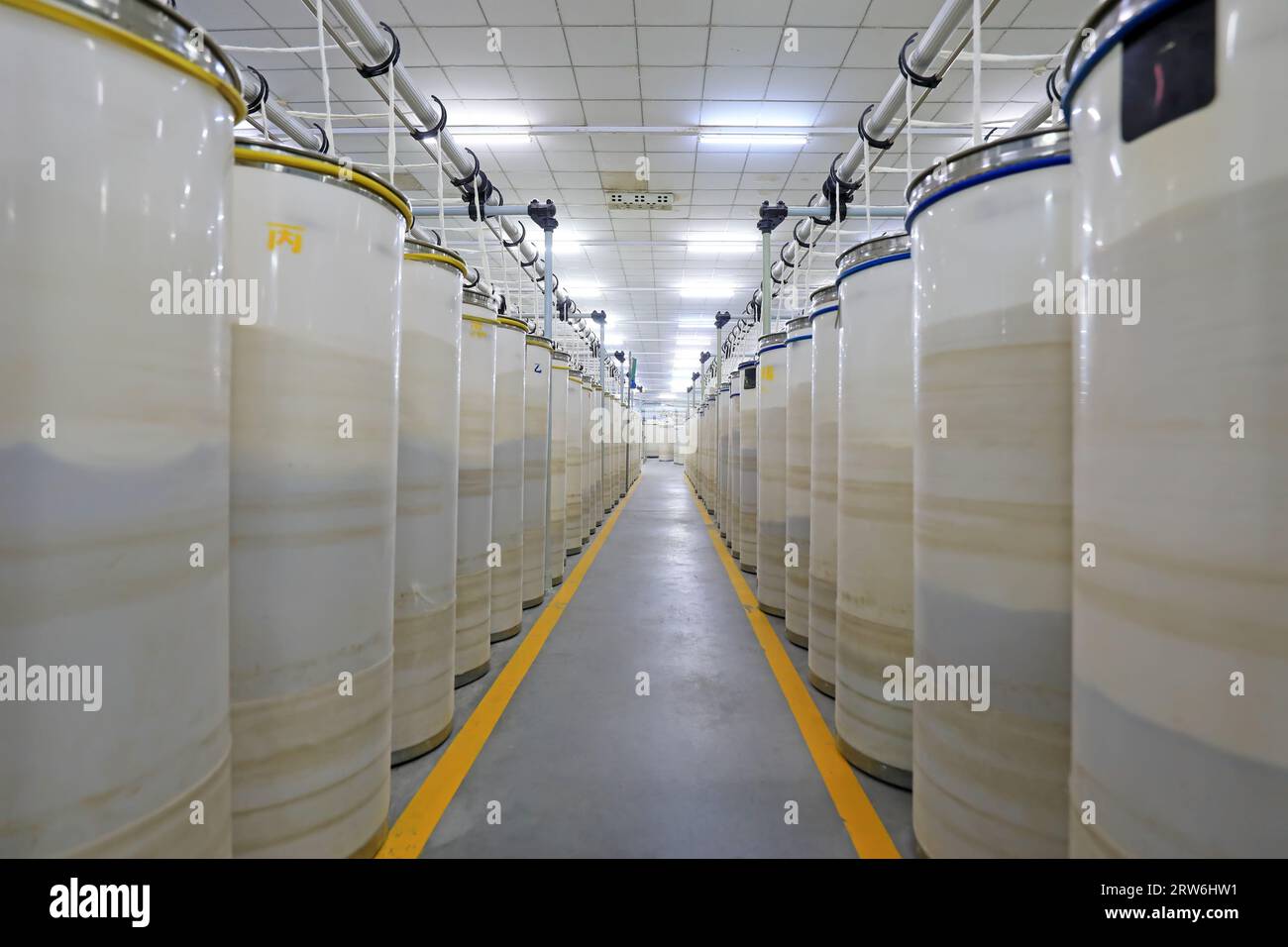Cotton yarn plastic barrels are in the spinning factory, North China ...