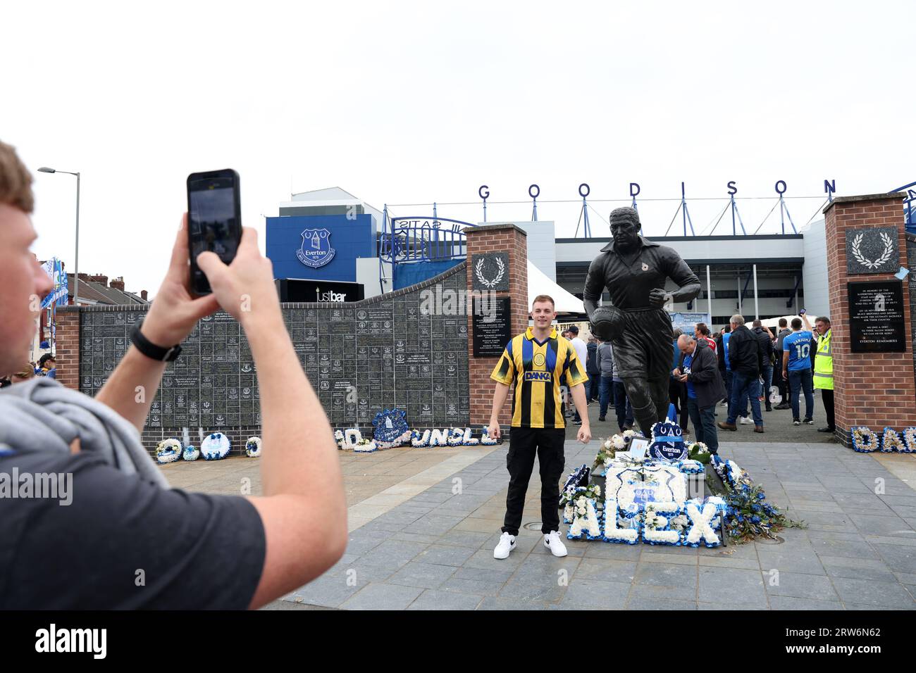 Dixie dean statue hi-res stock photography and images - Alamy