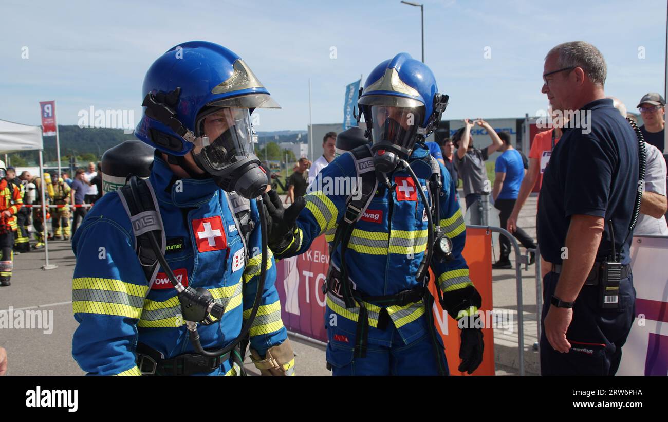 People running for cover hi-res stock photography and images - Alamy