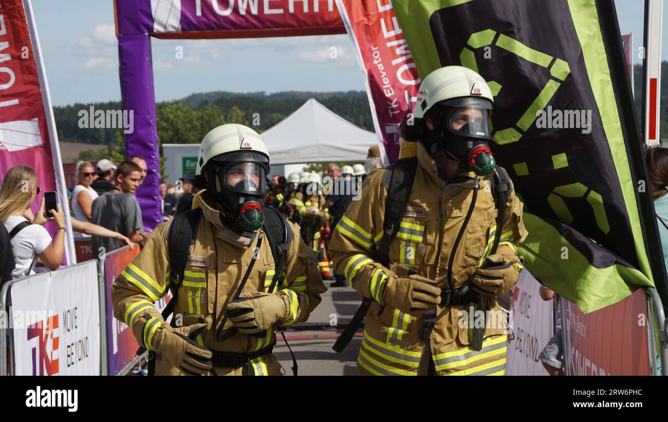 People running for cover hi-res stock photography and images - Alamy