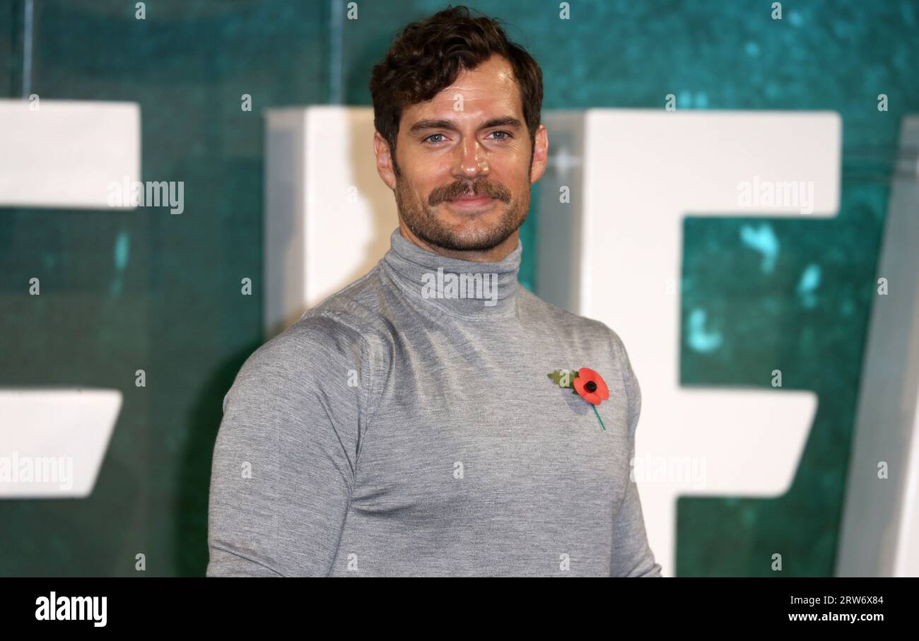 Henry Cavill attends the 'Justice League' photocall at The College in ...
