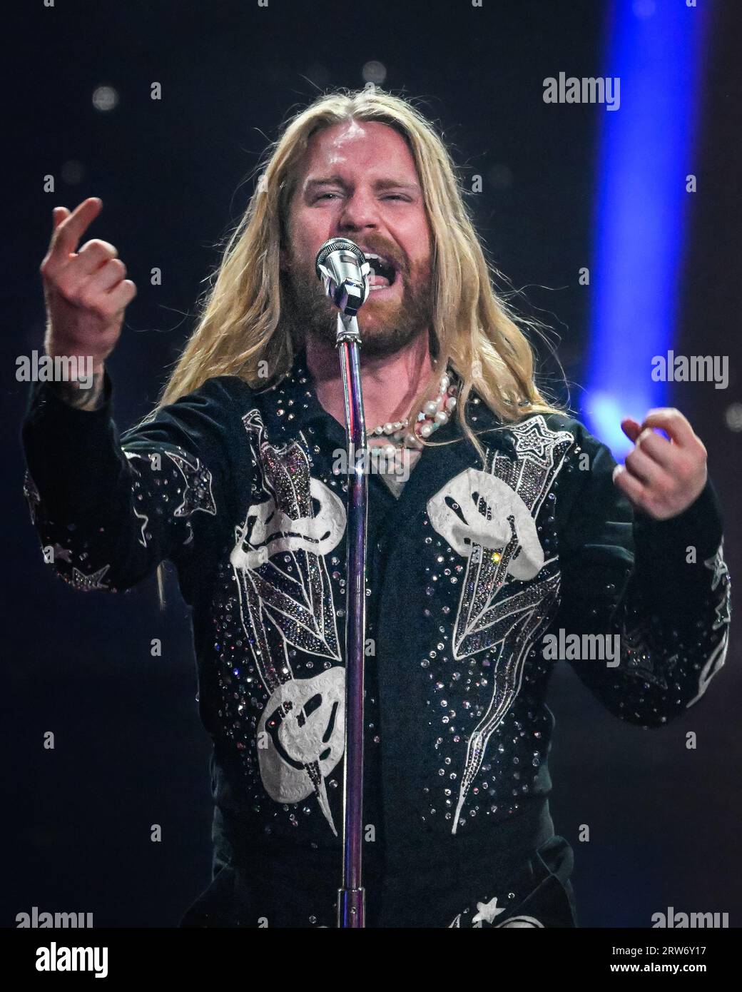Singer with long blonde hair hi-res stock photography and images - Alamy