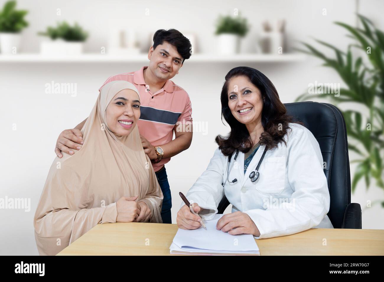 Pakistan muslim woman doctor hi-res stock photography and images - Alamy