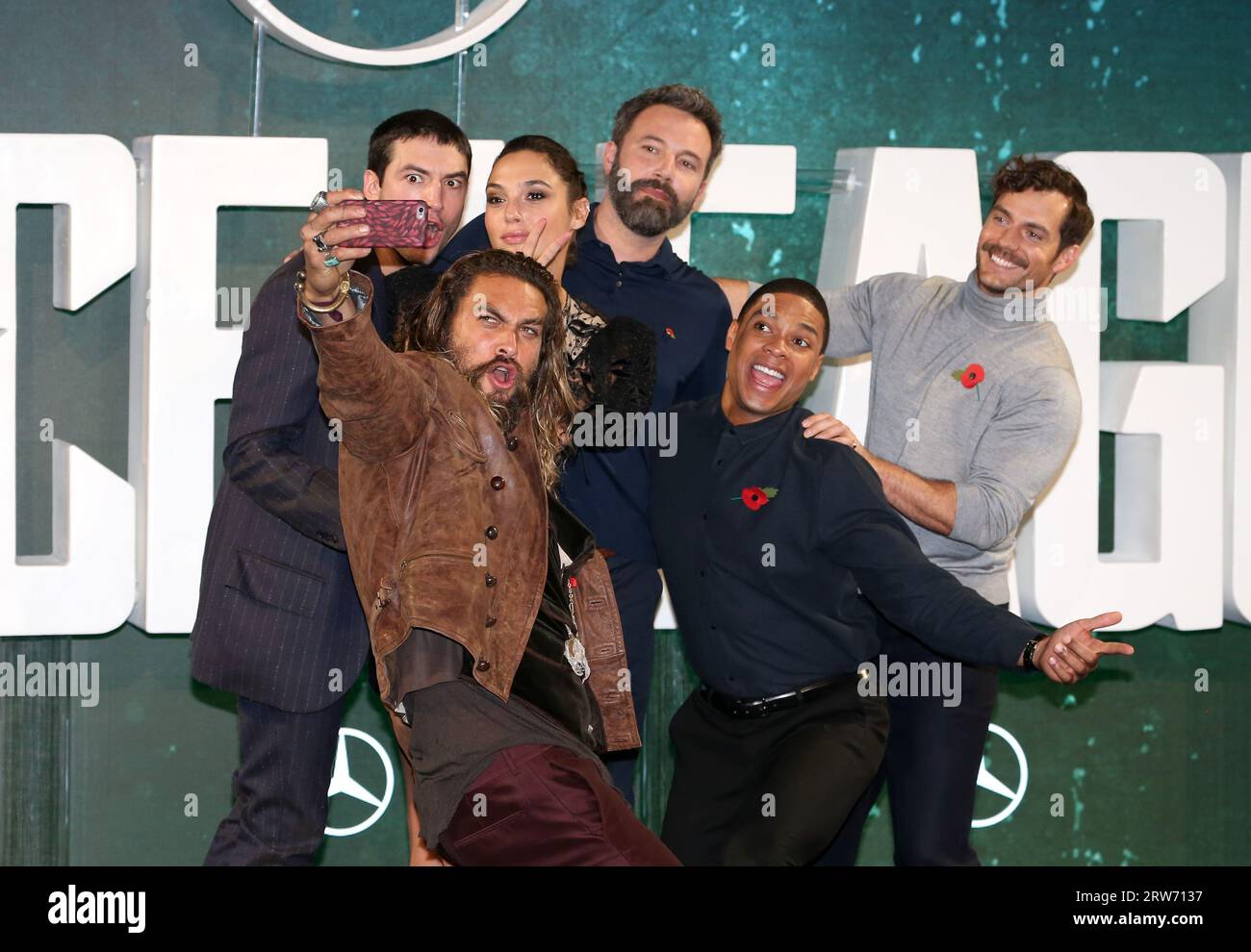 Jason momoa gal gadot hi-res stock photography and images - Alamy