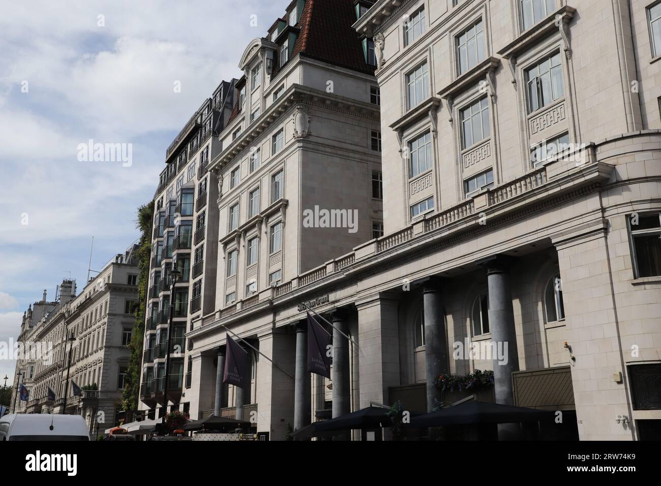 Sheraton grand hotel park lane hi-res stock photography and images - Alamy
