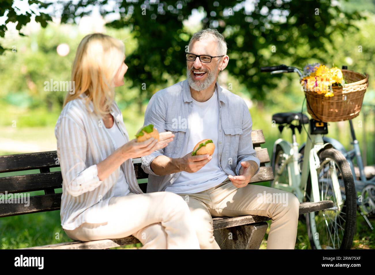 Man eating sandwich bench hi-res stock photography and images - Alamy