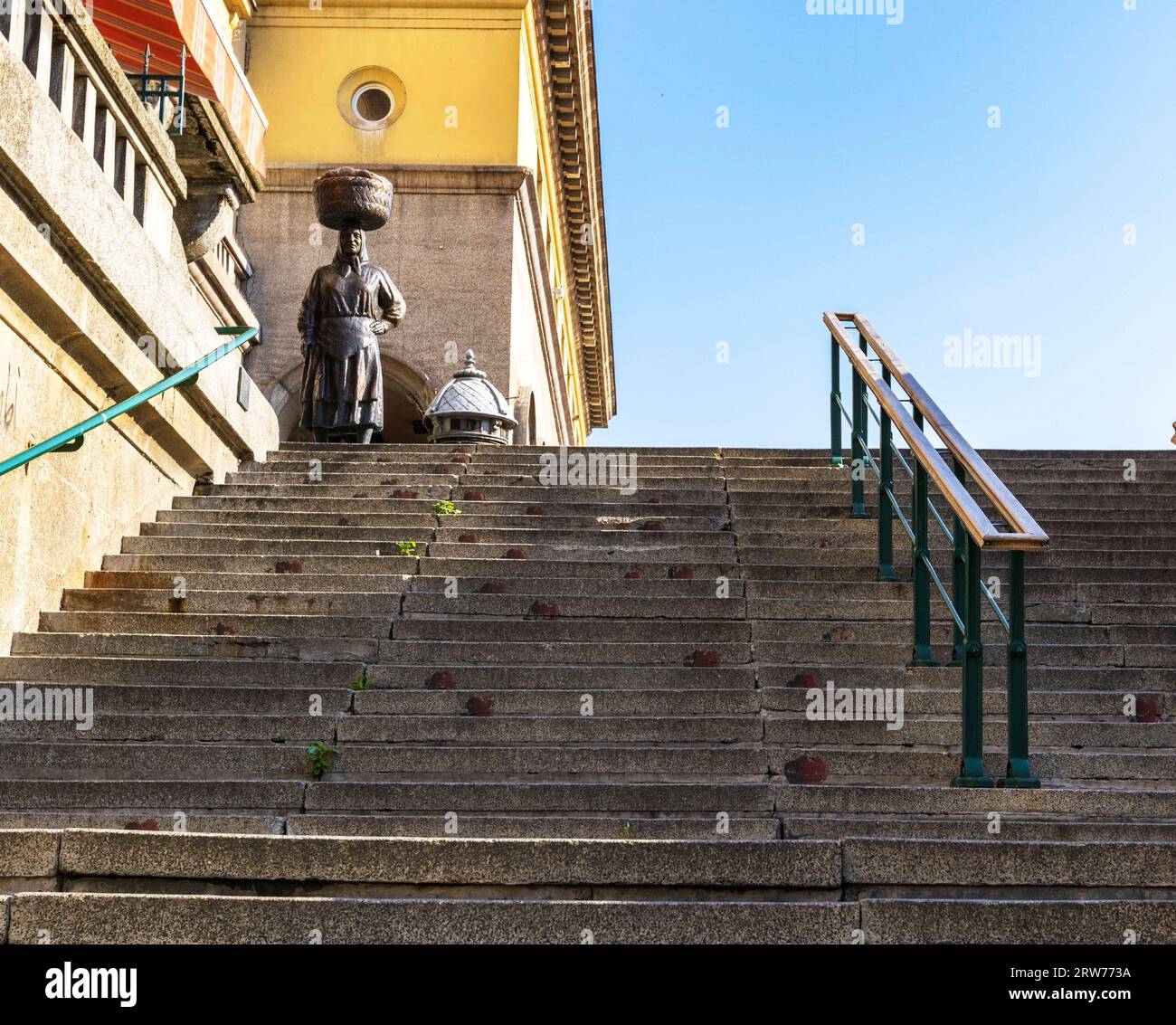 Statue of old women on market Zagreb, Statue of Kumica Barica ...
