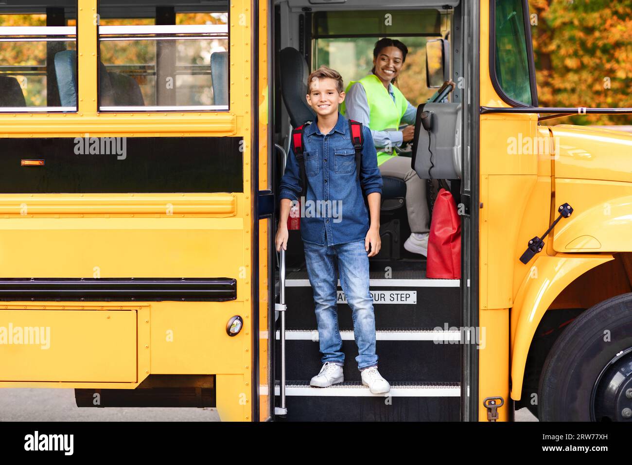 Kids getting on or off school bus hi-res stock photography and images ...
