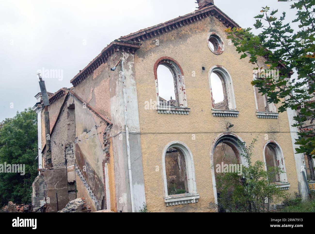 burned out building in overgrown garden Stock Photo - Alamy