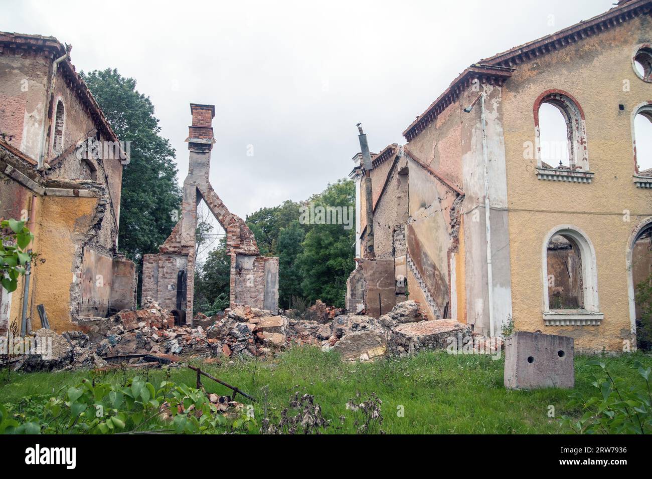 Burnt out building hi-res stock photography and images - Alamy