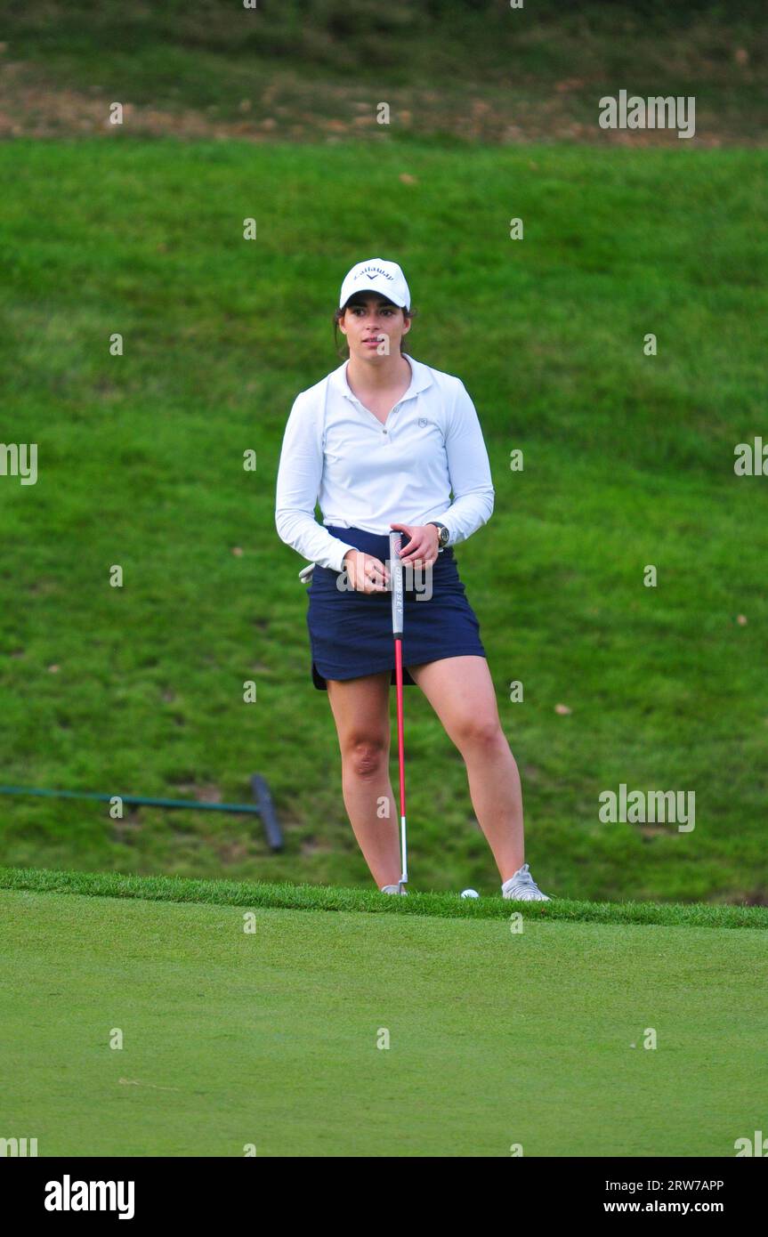 Jamie Chadwick motor racing driver playing golf Stock Photo - Alamy